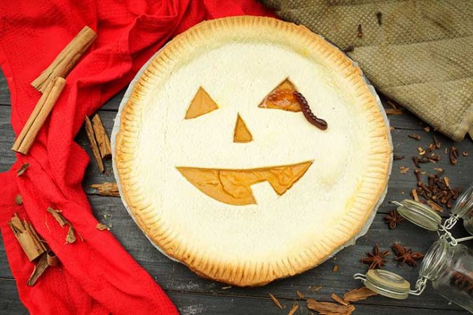 Halloween Pumpkin Pie / Jack-o'-Lantern Pie - Gourmandelle