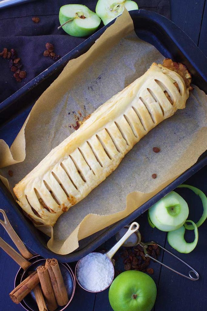 Vegan Apple Strudel - Gourmandelle