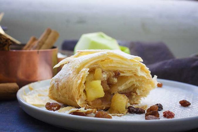 Vegan Apple Strudel - Gourmandelle