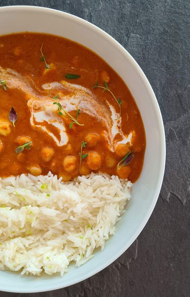 Mancare indiana cu naut in sos de rosii cu lapte de cocos - Gourmandelle